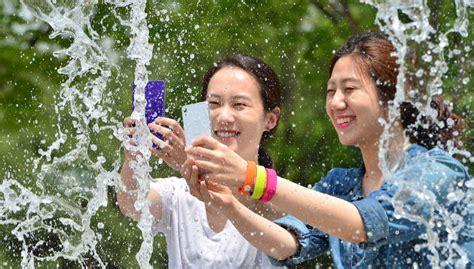 방수기능 갖춘 스마트폰으로 여름휴가 준비 끝 전자신문
