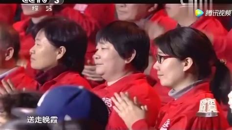大衣哥朱之文舞台上演唱《敢问路在何方》大衣哥这身打扮棒极了腾讯视频