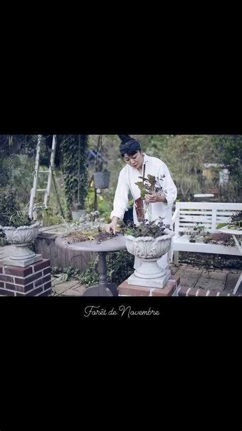 十一月の森 ⚘⚘↟↟⚮̈﻿𖠰̈﻿𖠰 🌳🍂 ブーケジャルダン のおつぎは 器から作り上げる森のコンポジション！ 色づき始めた葉やグラスの