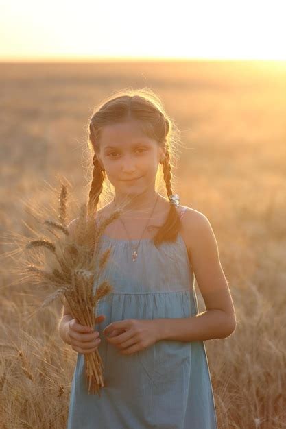 Chica En Un Campo De Trigo Foto Premium