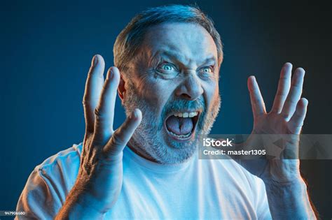블루 스튜디오 배경에서 비명 수석 감정적인 화난 사람 불쾌한에 대한 스톡 사진 및 기타 이미지 불쾌한 개념 격노한