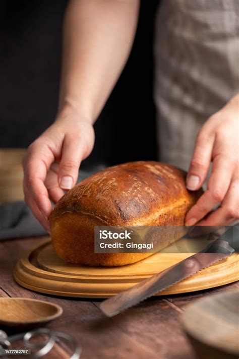 나무 판에 사워도우 흰 덩어리 빵을 들고 있는 여자 집에서 만든 건강 요리 개념입니다 건강한 생활방식에 대한 스톡 사진 및 기타