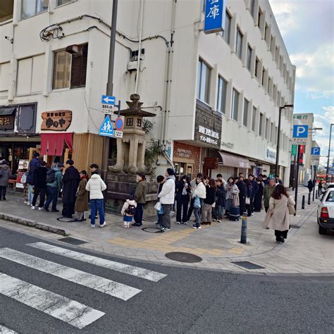 有實體人行道 商業活動才能擴散 而不會被財團把持 人行道讓人流可以不止於大型商場 而是區域性展開 讓消費不再是點對點 買完就開車走人 車停著