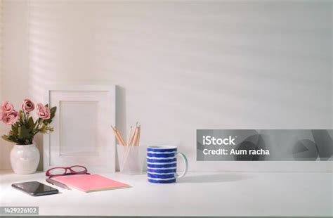 흰색 테이블에 빈 액자 커피 컵 노트북 및 꽃 냄비 텍스트의 공간을 복사합니다 0명에 대한 스톡 사진 및 기타 이미지 0명 가구 가정 생활 Istock
