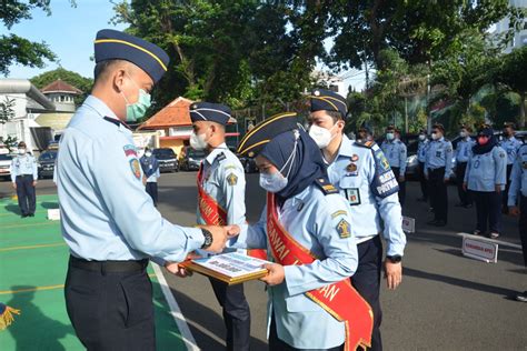 Berprestasi 2 Pegawai Lapas Kelas IIA Salemba Dapat Penghargaan