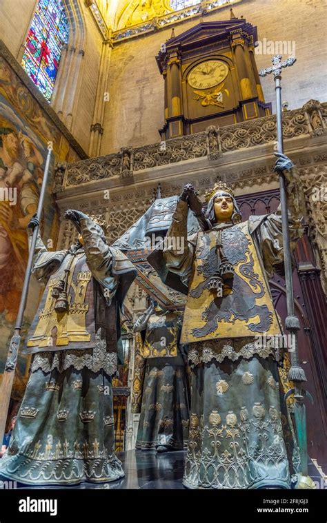 SEVILLA ESPAÑA DE JUNIO de Tumba de Cristóbal Colón dentro de la Catedral de Santa