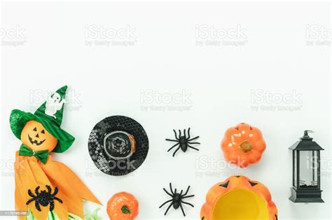 장식 해피 할로윈 날 배경 개념의 테이블 상단보기 항공 이미지입니다 호박과 인형 사탕을 흰색 나무에 파티에 플랫 레이 액세서리