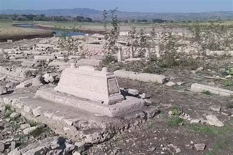 Air Waduk Gajah Mungkur Wonogiri Surut Muncul Makam Kuno Dan Kuburan
