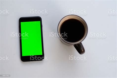 녹색 스크린 스마트폰 1대와 흰색 테이블에 커피 한 잔의 상단 보기 전화에 대한 스톡 사진 및 기타 이미지 전화 책상