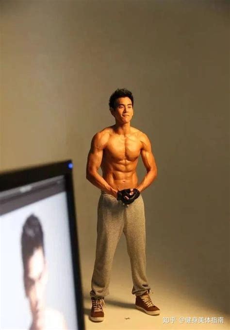 李现、王一博当代男星的腹肌照，你最喜欢哪个呢？ 知乎