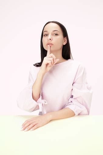 쉬입니다 밝은 메이크업과 곱슬 머리 비밀을 말하고 아름 다운 소녀 감정에 대한 스톡 사진 및 기타 이미지 감정 개념 곱슬