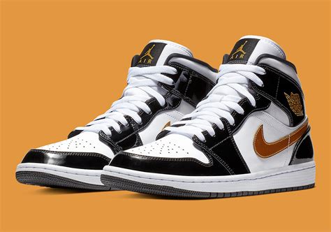 Air Jordan 1 Mid SE Black Gold 852542-007 | SneakerNews.com - Oxtero