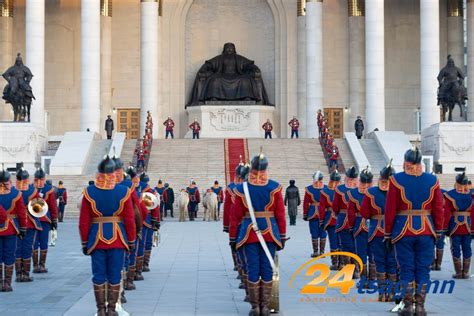 Төрийн гурван өндөрлөг Их эзэн Чингис хааны хөшөөнд хүндэтгэл үзүүллээ