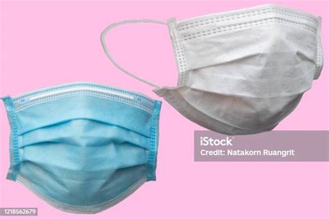 클리핑 경로와 분홍색 배경에 고립 된 흰색 의료 얼굴 마스크 의사 마스크는 호흡 보호 수술 및 공기 독감 입자 보호 및
