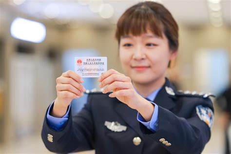 新版外國人永久居留身份證“五星卡”簽發啟用 新華網