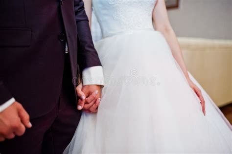 Em Conjunto Do Noivo E Da Noiva Na Cerim Nia Da Igreja Foto De Stock Imagem De Macho Buqu