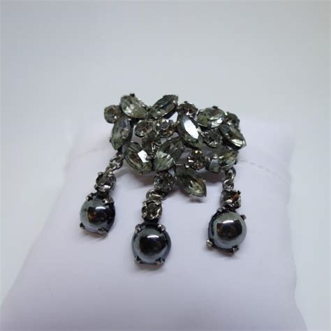 Broche strass avec pampilles de couleur grise et cabochon d hématite