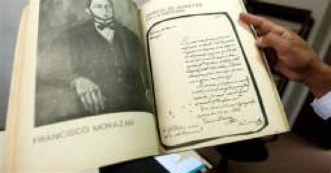 Militares Hondureños Rinden Honores A Morazán