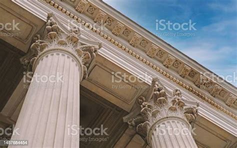 클래식 건축 기둥입니다 역사적인 건축의 건축의 세부 사항 영국 런던의 건축 구조 천장에 기둥과 치장 벽토 몰딩이 있는 외부 건물의 요소 0명에 대한 스톡 사진 및 기타