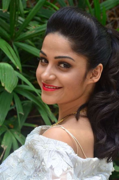 Divya Nandini Photos Latest Hd Images Pictures Stills And Pics Filmibeat