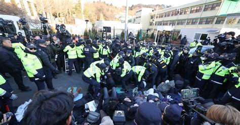 속보 경찰 ‘尹체포 저지농성 지지자들 강제해산 시작