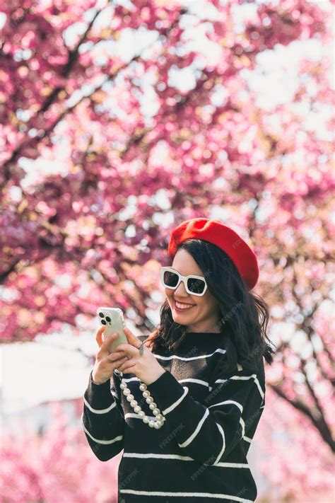 Premium Photo Portrait Of Smiling Beautiful Woman In Sunglasses