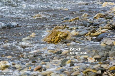 Batu Kerikil Di Pantai Laut Ombak Laut Bergulir Dengan Busa Foto Stok
