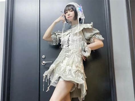 「天使って実在したんだな」あの、真っ白美脚あらわなミニ丈衣装ショットに絶賛の声！ 「無理かわいい」 All About ニュース