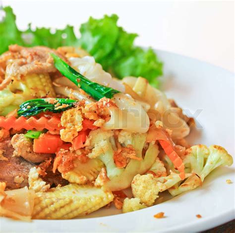Omrøres stegte nudler med æg svinekød grønne vetgetables og sød soya bean sauce Thai mad
