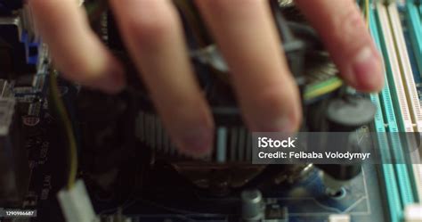 마법사는 진단을 위해 Cpu 냉각을 제거합니다 컴퓨터 보드 및 최신 프로세서의 수리 및 유지 보수 칩 열 페이스트의 교체 현대 전자 제조 공장 설계 엔지니어는 마이크로 칩을