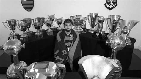 Gabigol faz postagem ao lado de troféus conquistados em passagem pelo