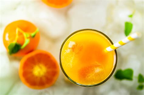 신선한 오렌지 주스 유리에 민트와 귤 흰색 바탕에 얼음 보기 상위 공간을 복사 합니다 더운 여름 날입니다 휴일 0명에 대한 스톡 사진 및 기타 이미지 Istock