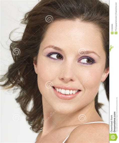 La Mujer Sonriente Joven Con El Viento Barrió El Pelo Foto de archivo
