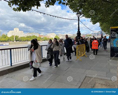 People Queuing To See The Queen Lying In State Editorial Stock Image