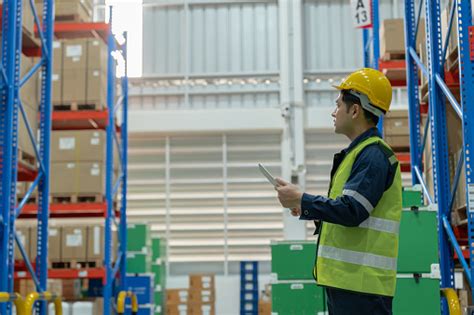 아시아 남성 공장 관리자는 창고 또는 재고에서 상품을 검사하고 재고 제품을 확인합니다 운송 물류 사업 배송 고객에게 배송 검사 창고 저장 공장 25 29세에 대한 스톡 사진