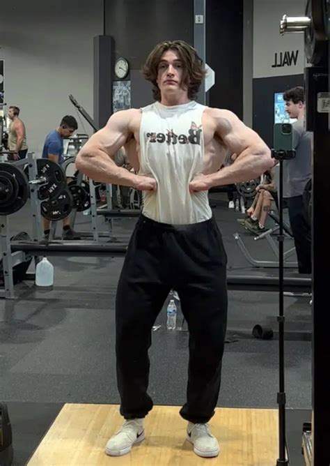 Squat Slip Up This Hilarious Yet Hair Raising Gym Fail Goes Viral
