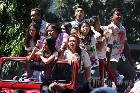 Foto Foto Aksi Cewek SMA Merayakan Kelulusan Ujian Nasional Tribun Timur Com