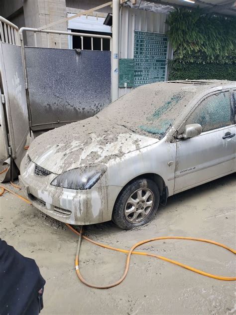 驚悚畫面曝！北投工地爆模「19樓灑泥漿雨＋碎石」 1人受傷、3車受損