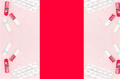 분홍색 배경에 생리대와 탐폰과 알약 여성 중요 일 부인과 생리 주기 생리 위생 여성 위생 의료 개념 상단 보기 플랫 레이 복사