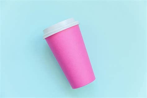 블루 파스텔 컬러풀한 트렌디한 배경에 심플리 플랫 레이 디자인 핑크 페이퍼 커피 컵 개념에 대한 스톡 사진 및 기타 이미지 개념 공란 광고 Istock