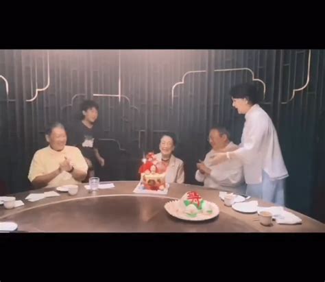何志平百歲母一舉動證身體好！胡慧中做廿四孝新抱服侍周到 曝光何家逾十人全家福 星島日報
