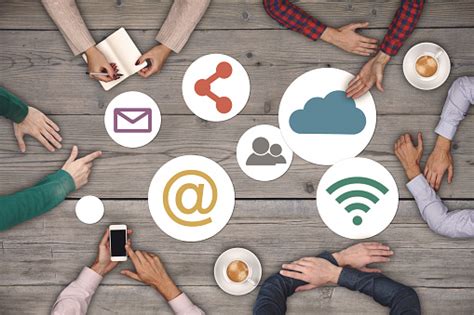 팀워크 개념소셜 미디어 아이콘 개념을 일 하는 6 명의 창조적인 사람들의 상위 뷰 0명에 대한 스톡 사진 및 기타 이미지 0명 개발 기업 재무와 산업 Istock