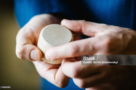 손으로 만든 나무 상자 한 남자가 결혼 반지 상단보기나무 상자를 들고 있다 잘라진 사진을 닫습니다 가까운에 대한 스톡 사진 및 기타 이미지 Istock