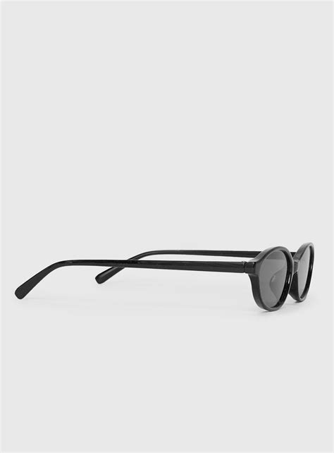 Wonderful World Sunglasses Black Princess Polly Usa