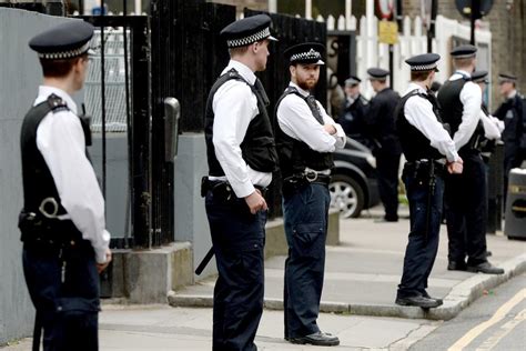 London Crime Extra Patrols Knife Arches In New Met Police Blitz