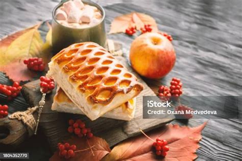 클래식 아메리칸 파이 테이블 위에 사과 파이 추수 감사절을위한 사과와 포도 파이 복사 공간 가을에 대한 스톡 사진 및 기타 이미지 Istock