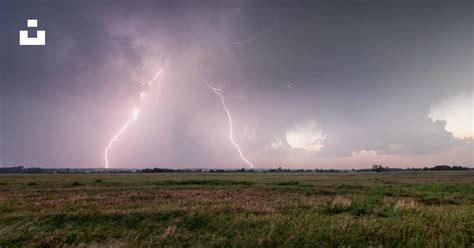 하늘에 번개가있는 넓은 들판 사진 Unsplash의 무료 회색 이미지