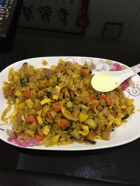 【菠萝咖喱炒饭的做法步骤图，怎么做好吃】不想做胖妞的胖小妞下厨房
