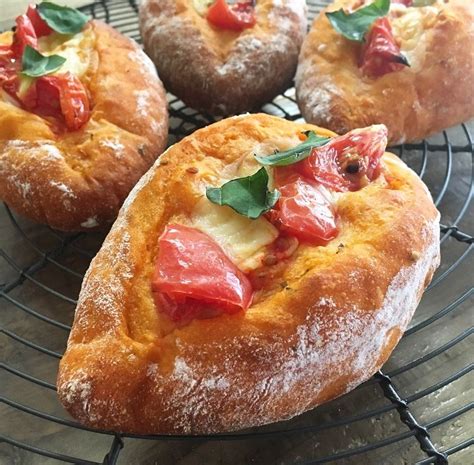 ジューシーなトマトパン。 Natureのぱん。 In 2024 Food Breakfast Bread