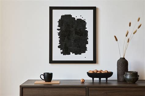Komposisi Minimalis Interior Ruang Tamu Kreatif Dengan Bingkai Poster